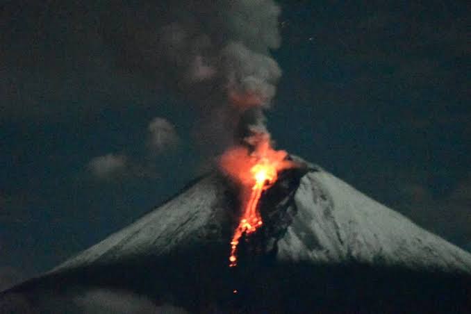 Vulcão Sangay entra em erupção e expele cinzas e material piroclástico ...