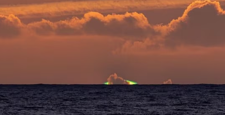 Fenômeno extraordinário de flashes verdes ilumina o céu sobre o oceano ...