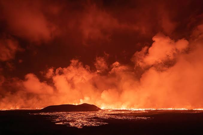 Vulcão na Islândia entra em erupção e expele fogo para o céu ...