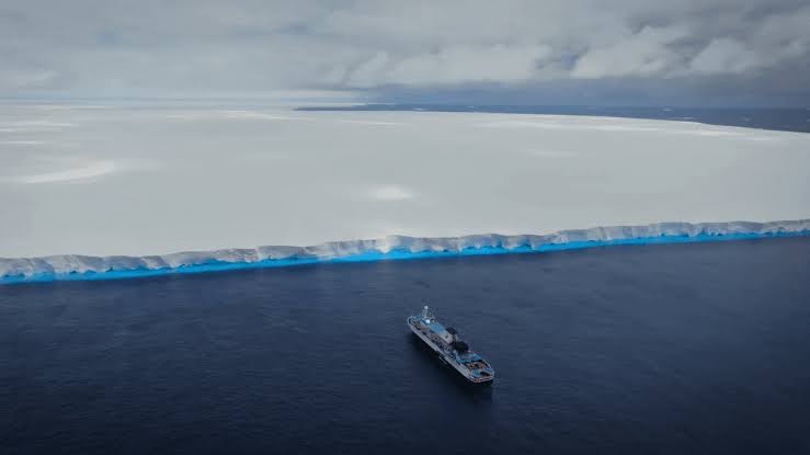 Iceberg gigantesco em rota de colisão com a Ilha remota no Atlântico ...