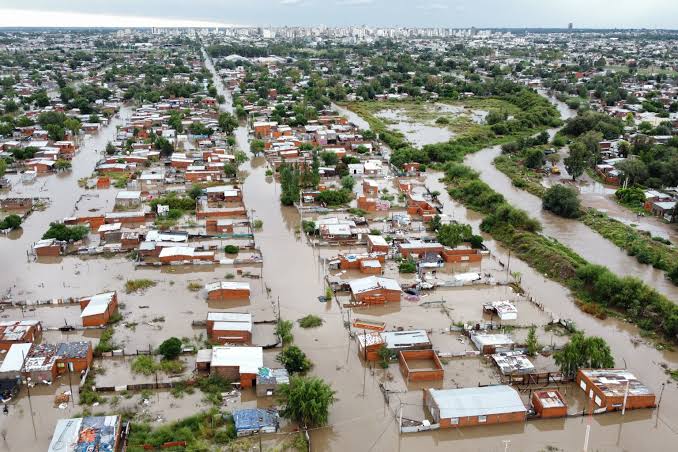 Temporal severo transforma cidades da Argentina em rios, atinge Buenos ...